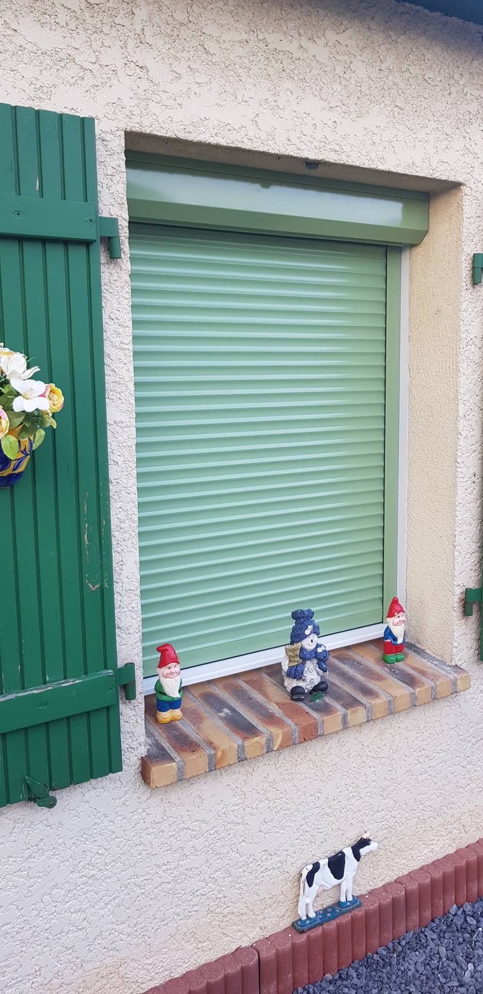 Pose d'un volet roulant électrique en aluminium vert satiné (RAL 6021)