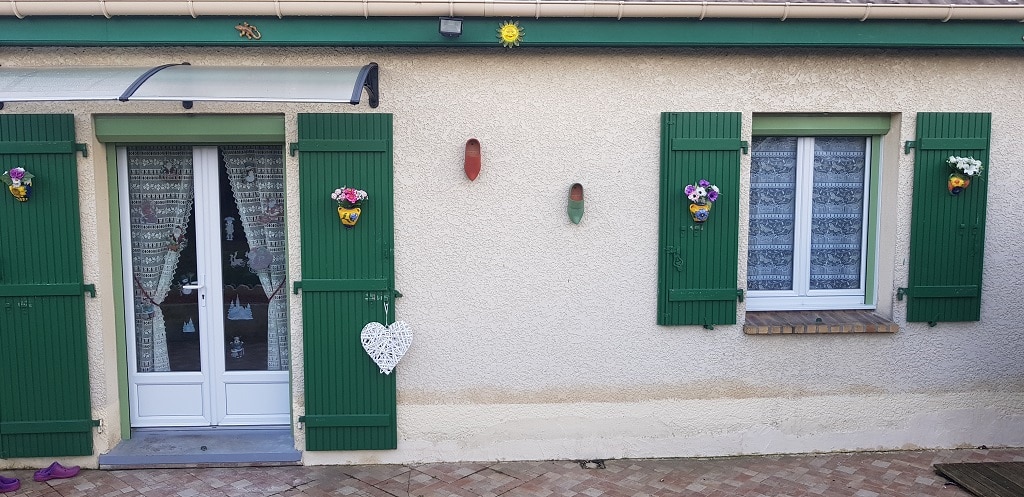 Pose d'un volet roulant électrique en aluminium vert satiné (RAL 6021)