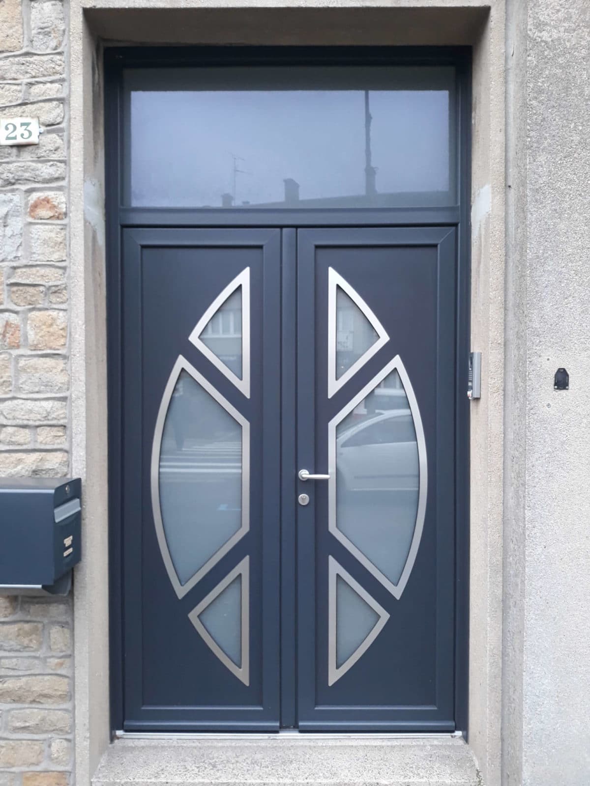 Pose d’une porte d’entrée en PVC double, insert inox avec imposte ...