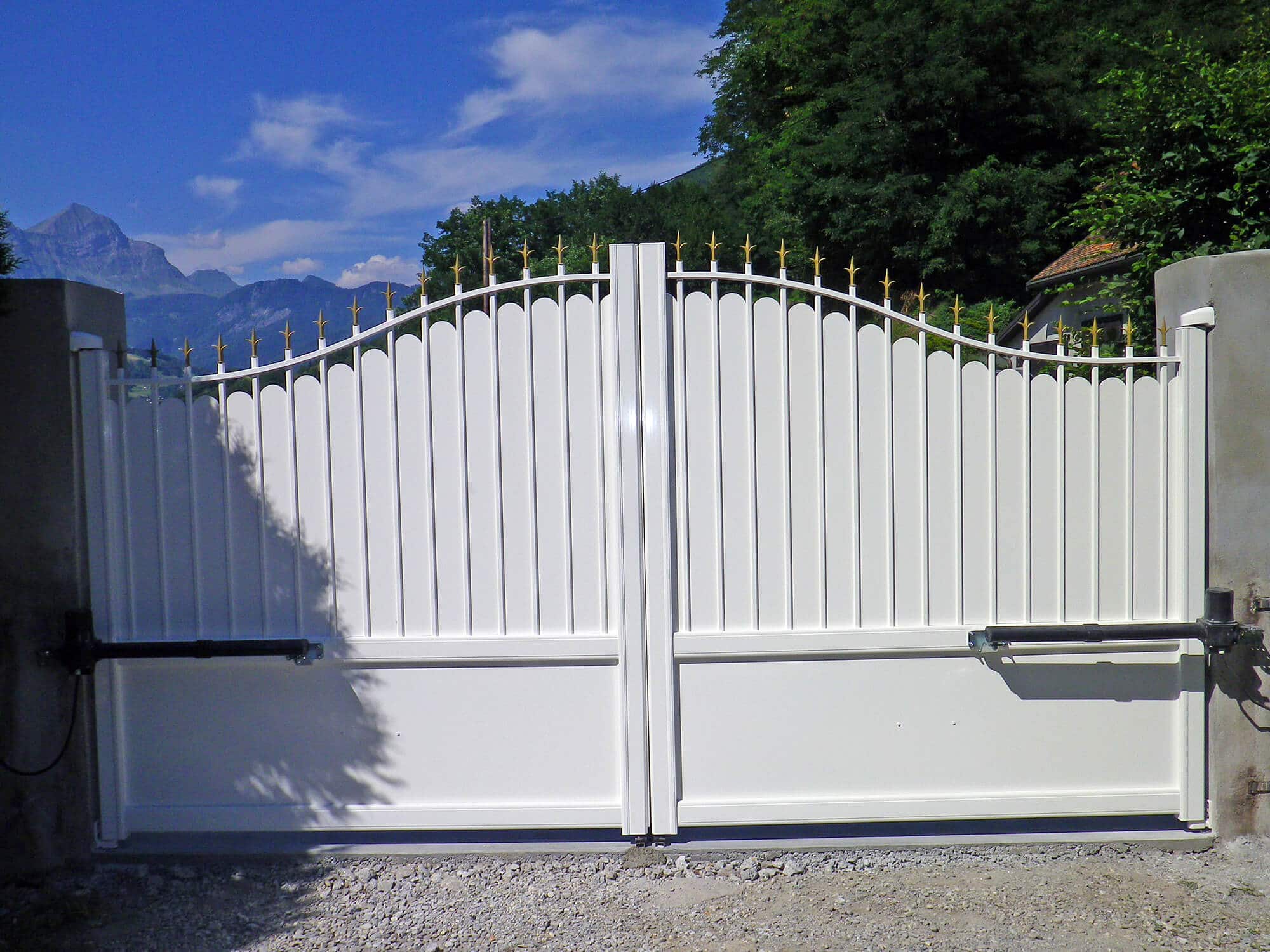 Portail blanc en aluminium style traditionnel - installation Solabaie ...