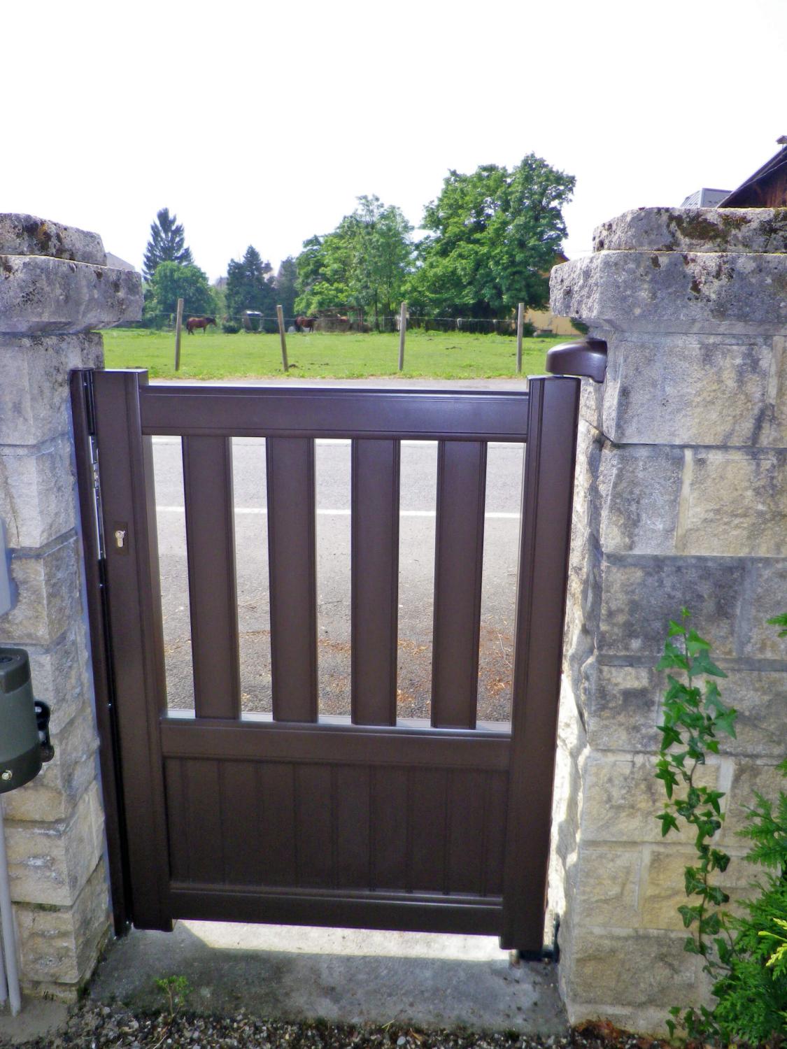 Portail et portillon marron en aluminium posés en Savoie